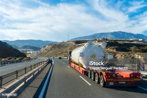 대형 탱크를 운반하는 트럭 이러한 유형의 운송을위한 특수 트레일러 후면보기 무거운에 대한 스톡 사진 및 기타 이미지 무거운 트럭 운송 0명 Istock