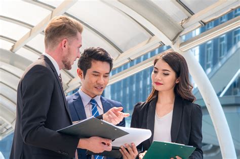 똑똑한 남자와 여자의 팀 성공과 파일 현재 종이 작업 야외 회의에서 쾌활한 느낌 비즈니스 라이프 컨셉 3 명에 대한 스톡 사진 및 기타 이미지 Istock