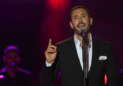المغني العراقي كاظم الساهر لم يدع في هذا الفيديو إلى إعادة دوام المدارس في العراق في ميزان
