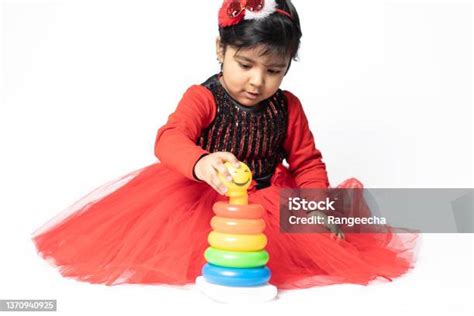 흰색 배경에 고립 된 정렬 모양과 스태킹 블록으로 재생 아시아 인도 소녀 재미 활동 유치원 교육 유치원 학습 가정 학교 보육원 보육 개념 2 3 살에 대한 스톡 사진 및