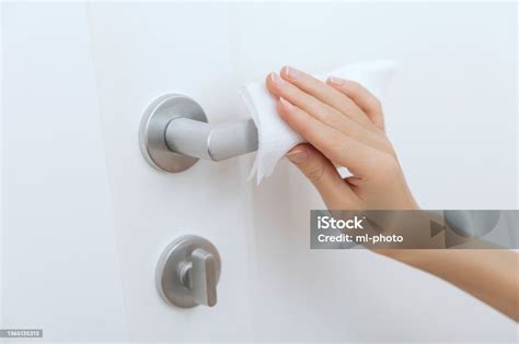 방부제 젖은 물티슈와 장갑으로 도어 핸들을 청소합니다 코로나 바이러스에 대한 병원과 공공 장소에서 표면 예방을 살균 여자 손 사용 수건 용 청소 홈 룸 도어 링크 가정의