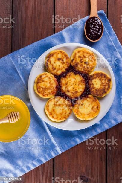 코 티 지 치즈는 블루 냅킨에 팬케이크 전통적인 우크라이나 접시잼 나무 배경에 Syrniki 벌 꿀과 흰 접시에 코 티 지 치즈 팬케이크 0명에 대한 스톡 사진 및 기타