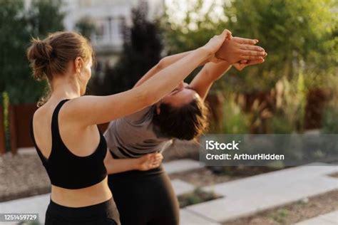 스트레칭과 요가 운동 운동을 함께 연습하는 두 명의 어린 소녀 2명에 대한 스톡 사진 및 기타 이미지 2명 건강한 생활방식 곡예 활동 Istock