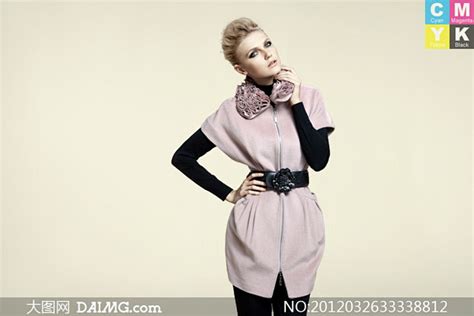 叉腰手势画法 动漫单手叉腰的画法 2 伤感说说吧