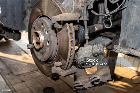 작업장에서 자동차 잭에 있는 차의 앞 브레이크 캘리퍼를 분해했습니다 대체에 대한 스톡 사진 및 기타 이미지 대체 브레이크 캘리퍼 Istock