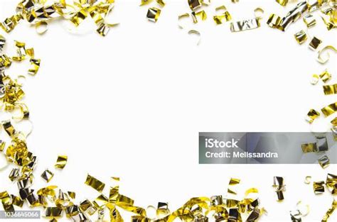 흰색 바탕에 황금 색종이 호 일 테이프입니다 프레임 공간을 복사 평평 하다 색종이 조각에 대한 스톡 사진 및 기타 이미지 색종이 조각 금 금속 금색 Istock