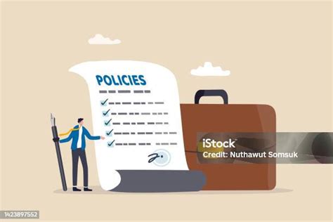 회사 정책 문서 기간 및 서비스의 법률 따라야 할 계약 또는 프로세스 기업 규칙 또는 지침 개념 회사 정책 문서 및 비즈니스 서류 가방이있는 펜을 들고 사업가 전략에 대한