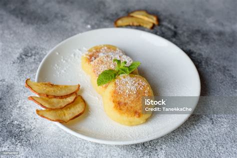 구체적인 배경에 우유 한 잔과 흰 접시에 맛 있는 신선한 코 티 지 치즈 팬케이크 0명에 대한 스톡 사진 및 기타 이미지 0명 가루 설탕 건강한 식생활 Istock