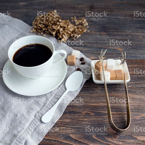 나무 테이블에 설탕 큐브를 가진 컵 뜨거운 김이의 블랙 커피 0명에 대한 스톡 사진 및 기타 이미지 0명 각설탕 검은색 Istock