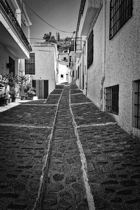 무료 이미지 빛 검정색과 흰색 도로 화이트 거리 사진술 집 골목 조약돌 제한된 선 그림자 어둠 검은