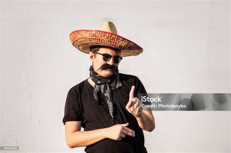 전통적인 멕시코 솜브레로 틀린 콧수염 두건 및 선글라스 입은 재미와 쾌활 한 남자 Movember에 대한 스톡 사진 및 기타 이미지 Movember 감정 그림자