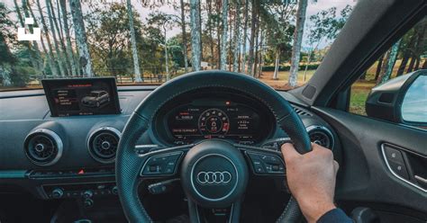 낮에 차를 운전하는 사람 사진 Unsplash의 무료 회색 이미지