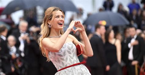 포토 페트라 넴코바 관중향해 상큼 손 하트