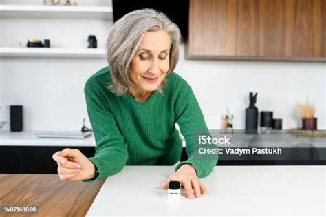 산소 포화도를 측정하기 위해 산소 측정기를 사용하는 여성 55 59세에 대한 스톡 사진 및 기타 이미지 55 59세 건강 진단 건강관리와 의술 Istock