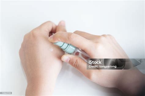 아름 다운 여자 손 피부 관리 여성 손 들고 크림 튜브의 자연 매니큐어 손톱 화장품 핸드 크림을 적용 하는 부드러운 실크 건강 한 피부에 아름 다운 여자 손 닫습니다