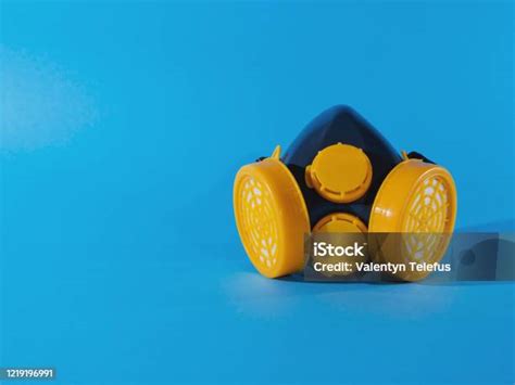 호흡보호구는 전 세계적으로 바이러스 및 질병바이러스로부터 인간을 보호하는 용파구로 코로나바이러스는 파란 배경에 있다 의료 장비