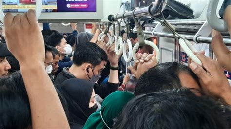 Krl Dari Stasiun Bekasi Arah Jakarta Padat Kamis Pagi Tubuh Terhimpit Sudah Biasa