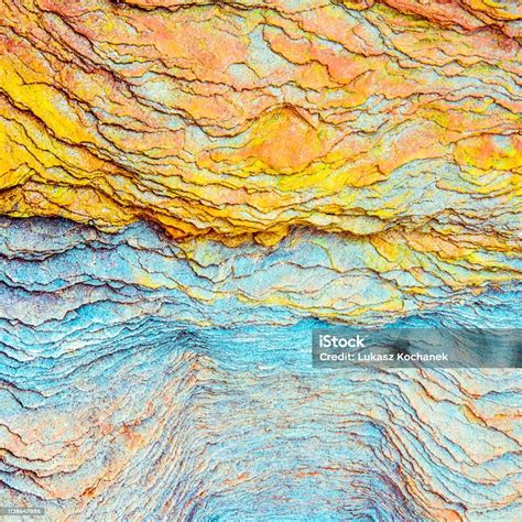 퇴적 물의 축적에 의해 형성 된 다채로운 퇴적암 바위 U2013 자연 바위 층 배경 패턴과 질감추상적 인 그래픽 디자인 U2013 지질학 U2013 자연 형성 0명에 대한