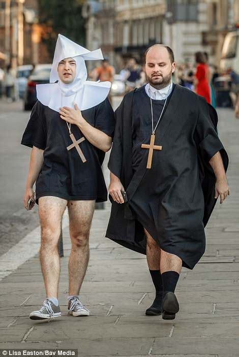 Cambridge University Students Go Topless For King S College May Ball Daily Mail Online