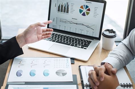 함께 비즈니스 팀워크에 대 한 토의 사업을 만드는 파트너 발표 프로젝트와의 대화 회의 작업 및 분석 아이디어 프리 젠 테이 션 및 투자 전략 계획 계획에 대한 스톡 사진 및