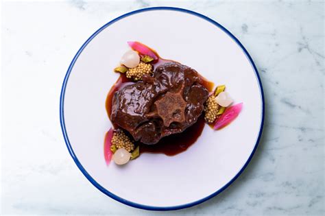 스튜 황소 꼬리 레드 와인과 야채로 조리 된 전통적인 스페인 타파 감자 요리에 대한 스톡 사진 및 기타 이미지 감자 요리