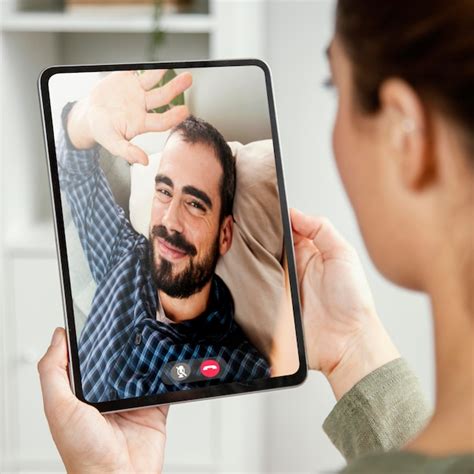 Videoanruf Mit Einem Freund Auf Einem Tablet Kostenlose Foto