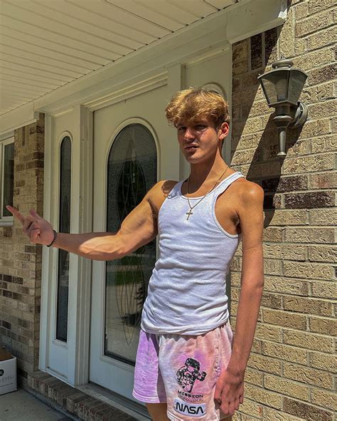 19 Year Old Stuns People Online After Revealing Reason Why Right Arm