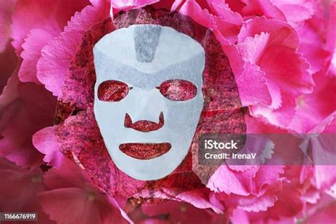 피부 관리 플랫 얼굴 시트 마스크와 핑크 라일락 보라색 수국 꽃 배경으로 누워 Diy에 대한 스톡 사진 및 기타 이미지 Diy 개념 개인 장식품 Istock