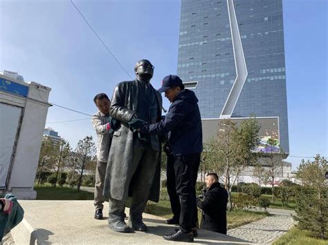 ФОТО ИЗНН аас ардчиллын алтан хараацай С Зориг агсны хөшөөнд хүндэтгэл үзүүллээ