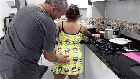 Apu se pone cachonda con la pequeña Jassi en la cocina Se folla muy bien el coño apretado