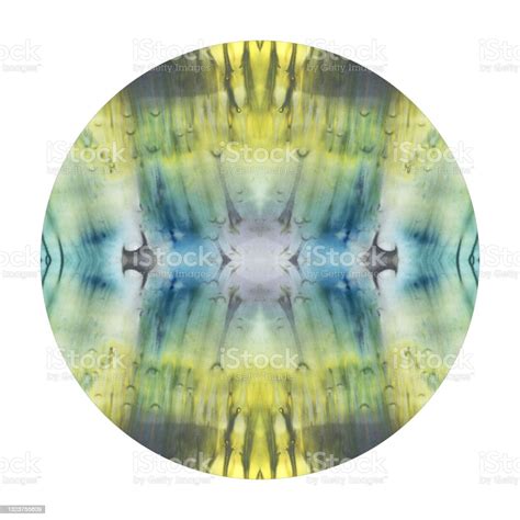 매끄러운 가장자리가 있는 흰색 배경에 격리된 수채화 원형 원 텍스처 스플래시 빈 여러 가지 색의 디자인 요소 추상적인 손으로