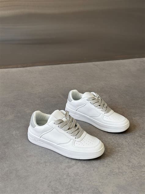 Кеди мінімалістичні білі з сірими шнурівками Ladyboom