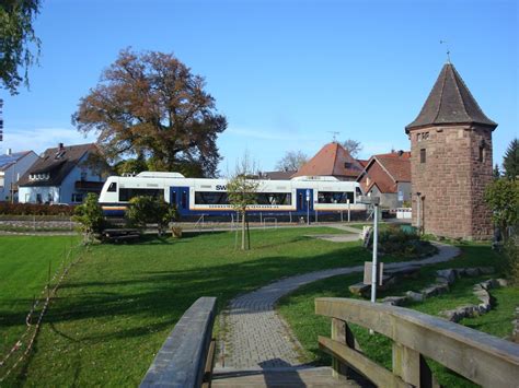 SWEG Triebwagen BR 650, auf der Fahrt durch Eichstetten am Kaiserstuhl ...