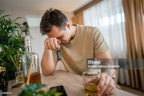 한 남자가 술 한 병을 들고 집에 앉아 위스키 술에 취해 알코올 중독 중독 남자 우울증 개념 술과 드라이브 복사 공간 자동차