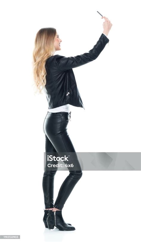 전체 길이사이드 뷰프로필 보기2029세 성인 미모 금발 머리긴 머리세대 Z 여성젊은 여성 사진 서 있는 가죽 재킷바지부츠티셔츠