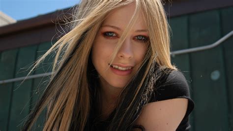 Avril Lavigne Smile Wallpaper Avril Lavigne Smile Wallpaper
