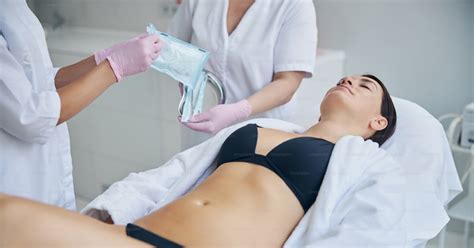 검은 머리 성인 여성 의료 절차 중 화장품 소파에 눈을 감고 누워 사진 Unsplash의 스파 이미지