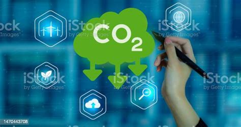 지속 가능한 개발 및 혁신 녹색 비즈니스 개념 Co2 배출량을 줄이기 위해 터치 스크린으로 작업하는 사업가 탄소 발자국 지구 온난화를 제한하는 기후 변화 개념에 대한 스톡