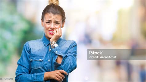 격리 된 배경 찾고 스트레스와 긴장에 아름 다운 젊은 여자는 손톱을 물어 뜯고 입에 손 불안 문제입니다 감정에 대한 스톡 사진 및 기타 이미지 Istock