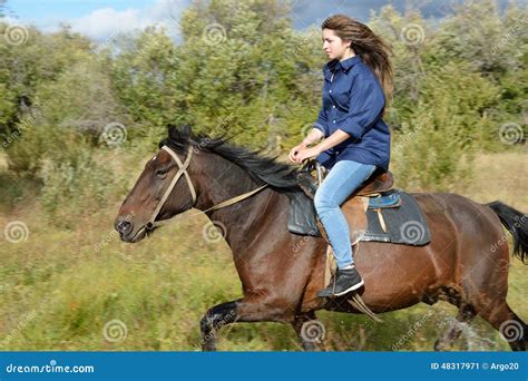 Mädchen Reitet Zu Pferd Stockbild Bild Von Blumen Wind 48317971