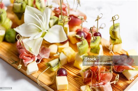 뷔페 테이블에 접시에 가벼운 간식 여러 미니 Canapes 음식 및 스낵 식당 음식 이벤트에서 갈라 리셉션입니다 맛 있는 테이블 파티 케이크에 장식 되어 있습니다 고급