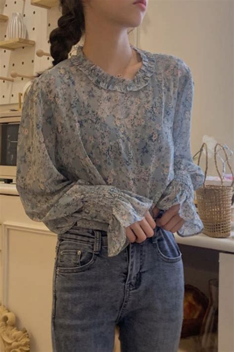 헬리 프릴 라운드 넥 퍼프 플라워 블루 블라우스