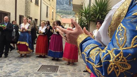 La Vallja Lantica Danza Arbëreshë Che Celebra Leroe Che Sconfisse L