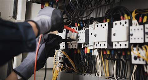 전기 및 전기 유지 보수 서비스 엔지니어 손 회로 차단기 단자 및 케이블 배선 주 배전 보드에서 전류 전압을 확인하는 Ac 멀티