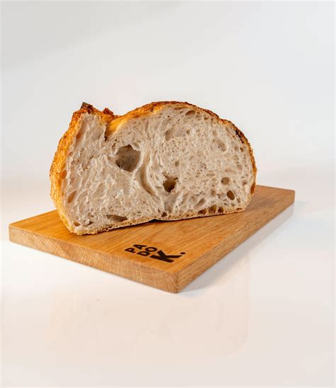 有关传统烘焙 可口的 室内摄影 工匠面包 廚房 手工 手工面包 撒面粉 新鮮 新鲜出炉 新鲜的面包 未暂存 條狀麵包 欧式面包 烘焙 烘焙产品 烘焙原料 烘焙