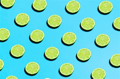 밝은 밝은 파란색 배경에 라임 패턴입니다 최소한의 플랫 레이 푸드 텍스처 여름 추상 트렌디 한 신선한 컨셉 감귤류 과일에 대한 스톡 사진 및 기타 이미지 Istock