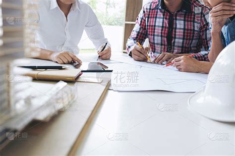 建筑师负责设计图纸，工程师与同事一起开会，并使用工程工具完成建筑项目，施工概念