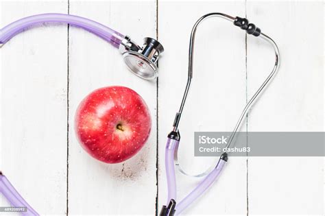 청진 기 의료 고 나무 배경 위에 애플 과일 건강 한 라이프 스타일 컨셉 이미지입니다 0명에 대한 스톡 사진 및 기타 이미지 0명 건강관리와 의술 고무 Istock