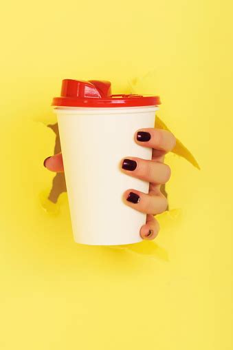 노란 배경에 흰 종이 머그잔을 들고 여성 손 커피 컵 개념을가지고 복사 공간을 사용 하 여 모의 개념에 대한 스톡 사진 및 기타 이미지 Istock