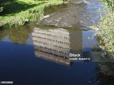 표면에 흐르는 물 흐름 강 건물의 반사 빠른 셔터 고속 사진입니다 파란 백색 및 회색입니다 아름 다운 동결 움직임입니다 추상 예술입니다 집합 그림의 시리즈의 부분입니다 추상